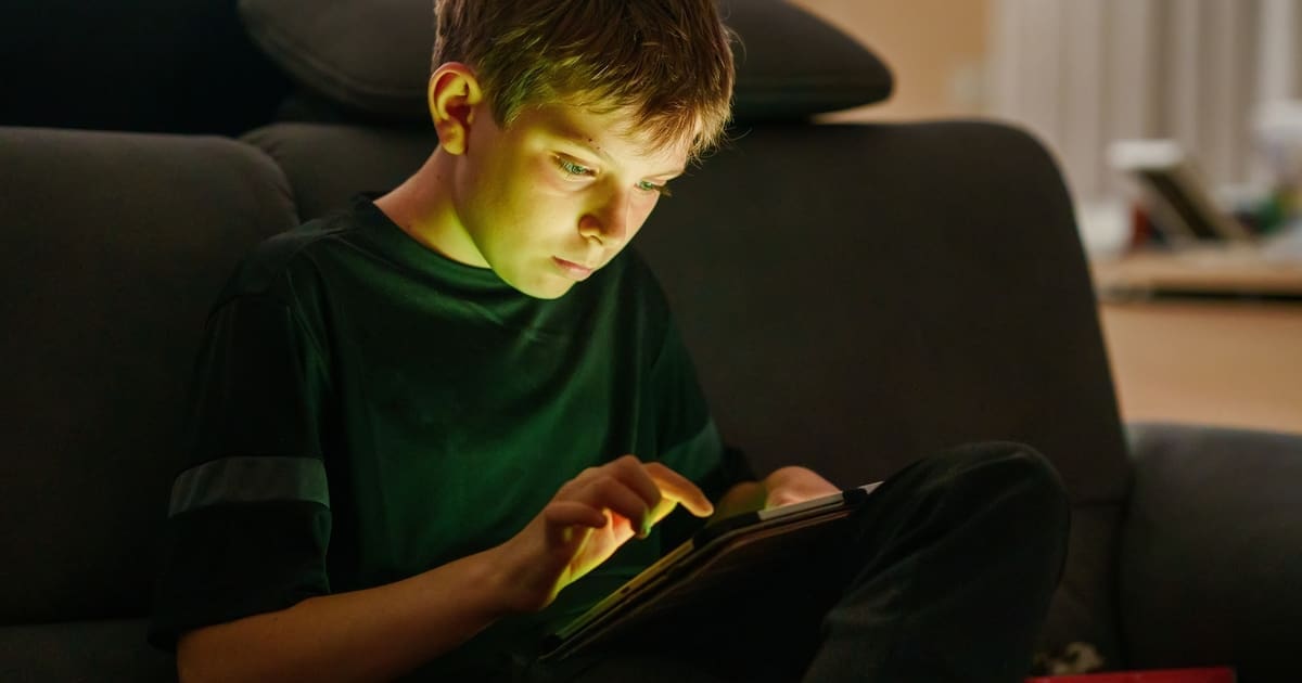 Dealing with risks from too much screen time | Internet Matter